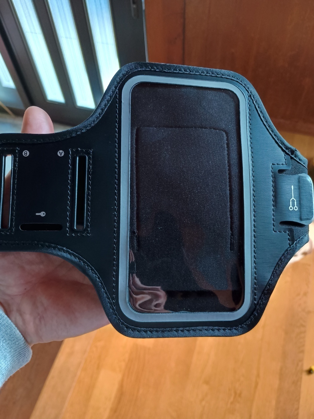 走る時にスマホを入れておくアームバンドを買いました: 子供が四人いるおじさんの日記